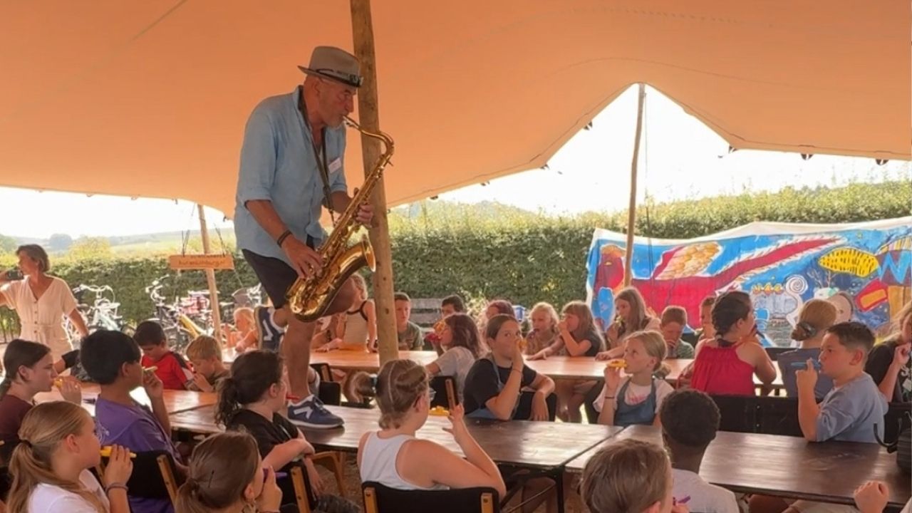 Burgemeester Prevoo wil kinderen al dansend op de tafel leren over de ...